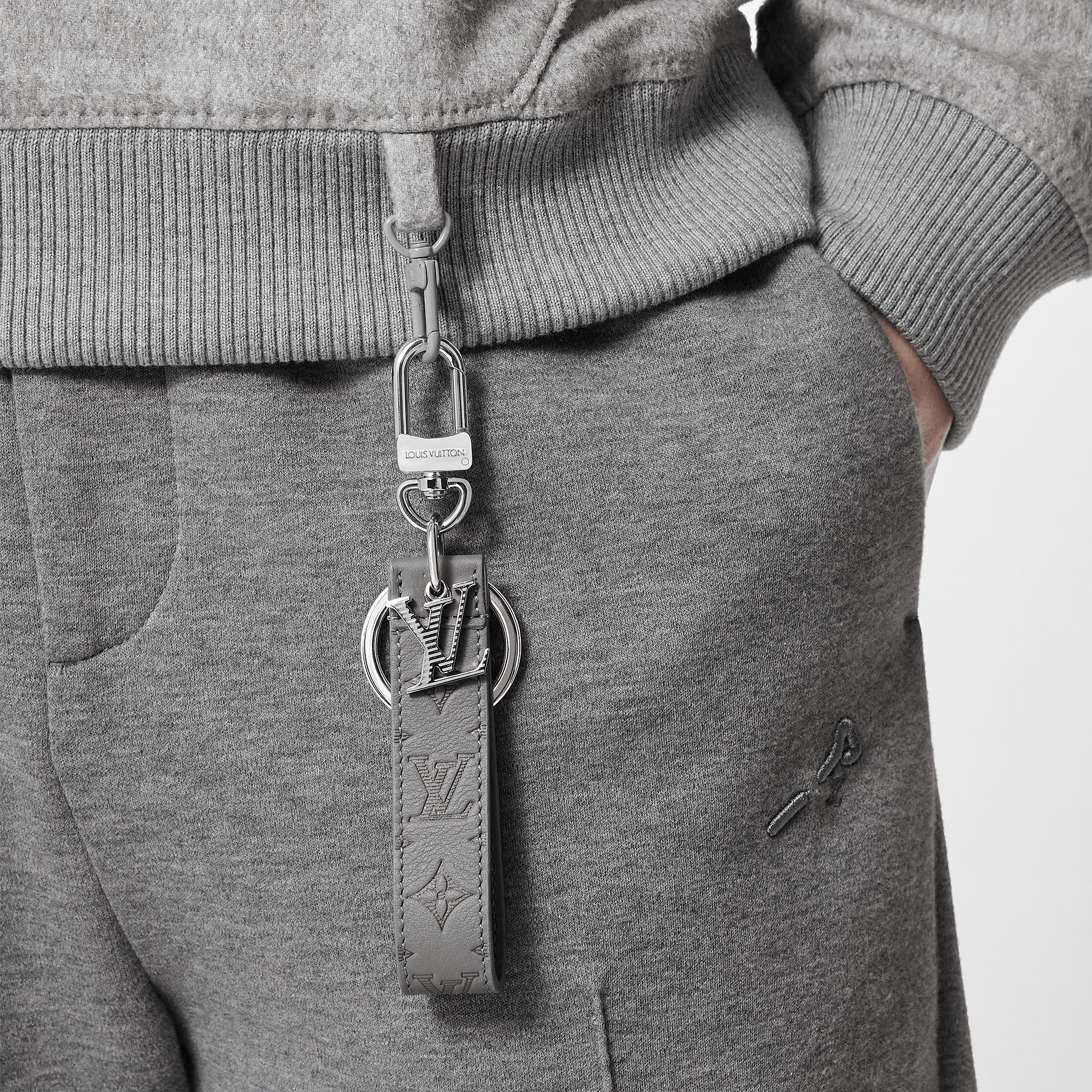 LV SHADOW DRAGONNE 包饰与钥匙扣 - LVS00 | 路易威登LOUIS VUITTON官方线上旗舰店